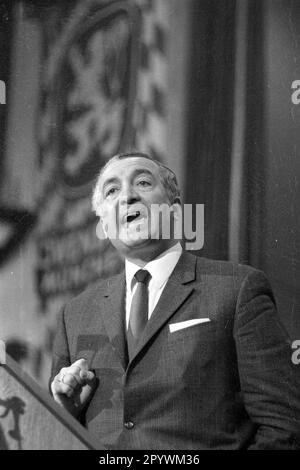 Erich Mende at an appearance during the Bavarian state election ...