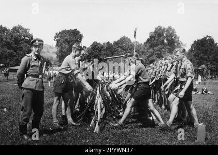 Weapons training of the Hitler Youth Stock Photo - Alamy