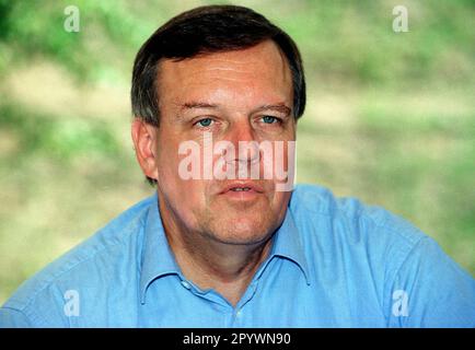 Volker RUEHE , CDU , Federal Minister of Defense , speaking with a ...