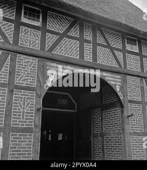 The half timbered gate house built in the 1280s, Stokesay Castle ...