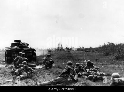 Wehrmacht Panzer and Infantry Attack tank and grenadiers on the Eastern ...