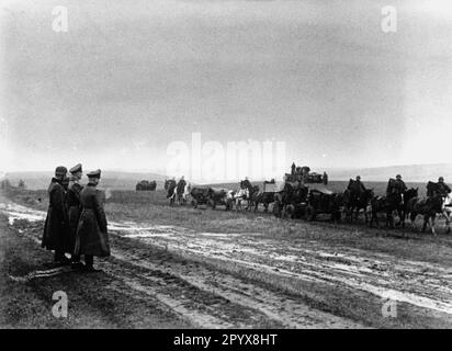 World War 1. German infantry passing through the town of Neu Sandoc, in ...