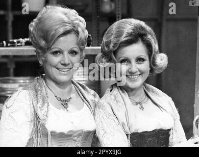 Folkmusic-duo Margot and Maria Hellwig (r Stock Photo - Alamy