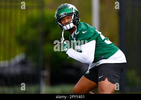 New York Jets linebacker Zaire Barnes (53) runs with quarterbacks Jack ...