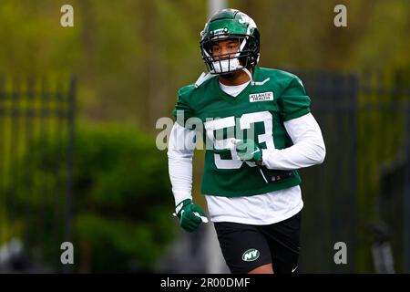 New York Jets linebacker Zaire Barnes (53) runs with quarterbacks Jack ...