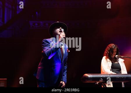 The Libertines' Pete Doherty and wife Katia De Vidas playing backstage ...