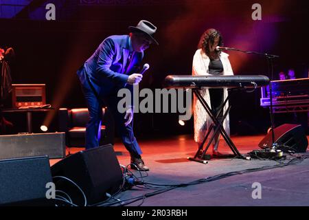 The Libertines' Pete Doherty and wife Katia De Vidas playing backstage ...