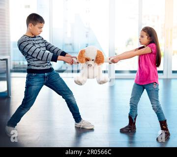 Two young kids fighting over a cell phone Stock Photo - Alamy