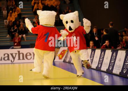 Eisbären Maskottchen bei der Handball Europameisterschaft in Norwegen ...