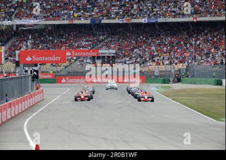 Lewis Hamilton (rechts) Aktion beim Start auf McLaren Mercedes ...