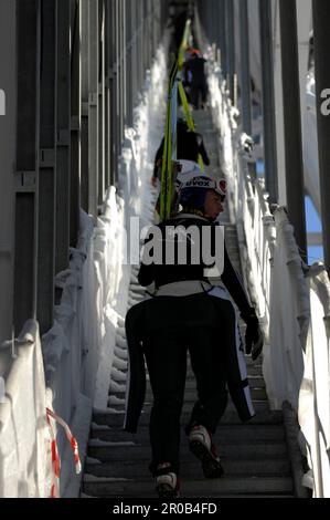 Skispringer auf dem langen Weg über eine Treppe mit 320 Stufen zum ...