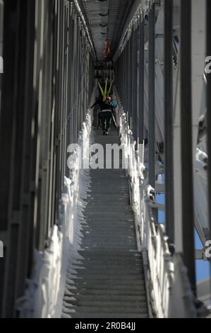 Skispringer auf dem langen Weg über eine Treppe mit 320 Stufen zum ...