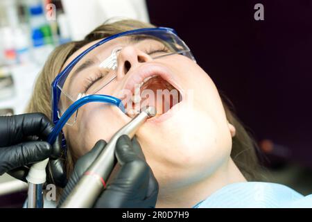 Treatment of caries chewing lateral tooth of the upper jaw. Sanitation ...