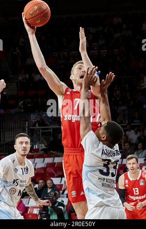 Niels Giffey (FC Bayern Basketball, #05) schreibt Autogramme, GER, FC ...