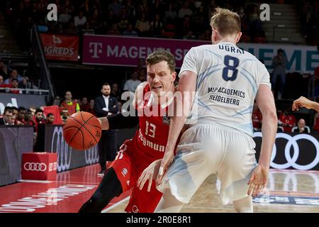 Andreas Obst (FC Bayern Basketball, #13) mit Ball mit Brandon Taylor ...