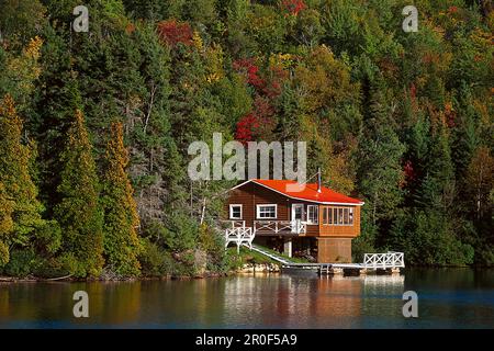 Cottage on the lakeside, Baie-Sainte-Catherine Quebec, Canada Stock ...