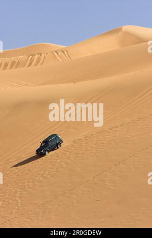 jeep in sandy desert, Libya, Sahara, North Africa Stock Photo - Alamy