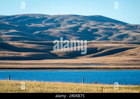 Lake Onslow and Lammerlaw range, near Roxburgh, Otago, South Island ...