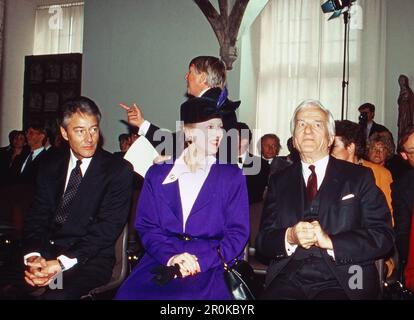 Bundespräsident Richard von Weizsäcker beim Tanz mit Ehefrau Marianne, circa 1990 Stock Photo ...