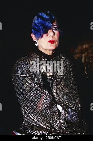 Modejournalistin Anna Piaggi bei der Chanel Modenschau in Paris ...