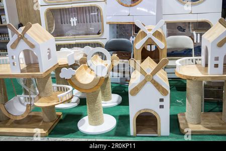 Cat scratch stand and accessories in pet shop Stock Photo - Alamy