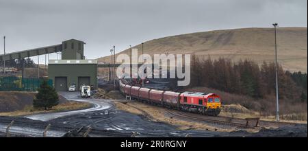 Loading a DB Cargo rail UK freight train at Cwmbargoed disposal point ...