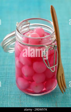 Jar of small onions in vinegar Stock Photo - Alamy