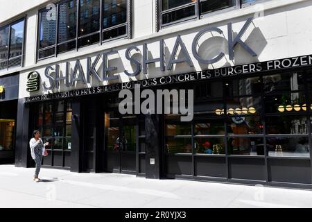 Shake Shack Fast Food - Street Scene New York City - USA Stock Photo ...
