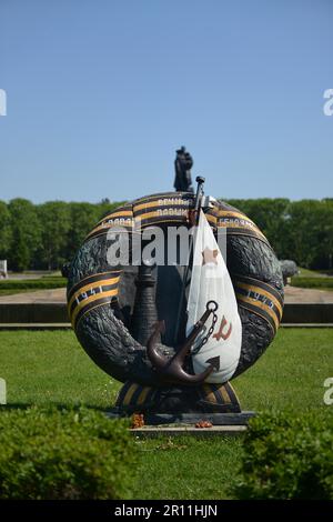 Bronze wreath of Soviet War Memorial at Treptower Park - Berlin ...