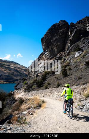 Lake Dunstan Cycle Trail, Cromwell, Central Otago, South Island, New ...