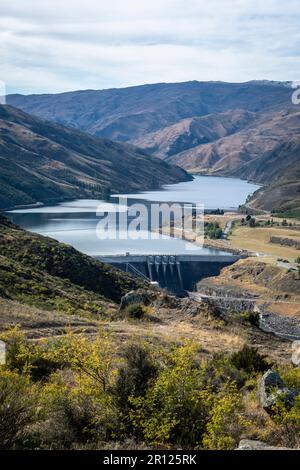 The Clyde Dam and hydroelectric power station on the Clutha River ...