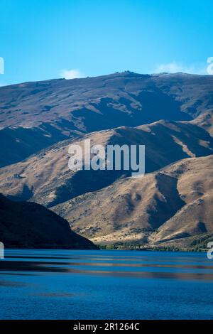 Lake Dunstan and the Dunstan Range, from Clyde, Central Otago, South ...
