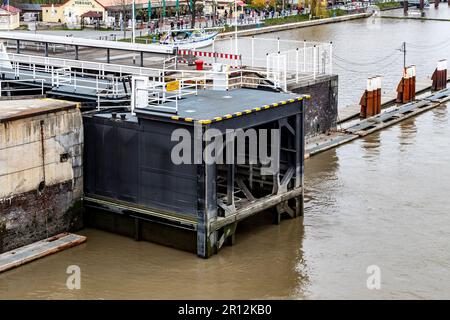 The Lock gates closing after entering the Brunsbuttel lock on leaving ...