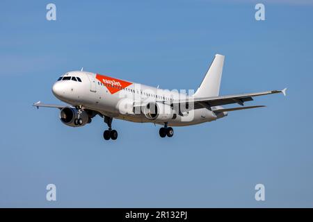 EasyJet Airbus A320-214 (REG: G-EJCE) in only partial livery just ...