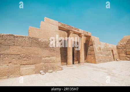 The mortuary temple at the entrance to the Great Pyramid of Khufu ...