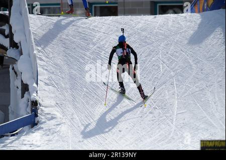 Biathlon allgemein, Läuferin bei einem Anstieg. 12, 5 KM Massenstart ...