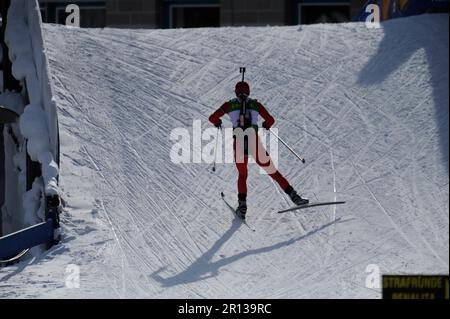 Biathlon allgemein, Läuferin bei einem Anstieg. 12, 5 KM Massenstart ...