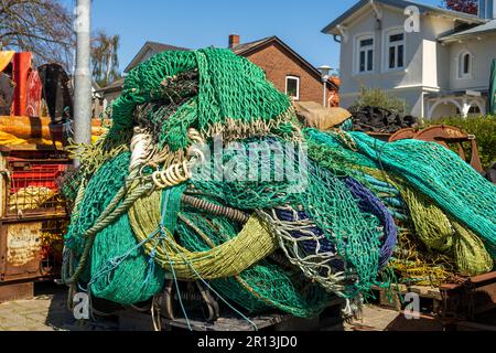 Bunte Fischernetze und Taue auf einem Haufen im Fischereihafen von ...