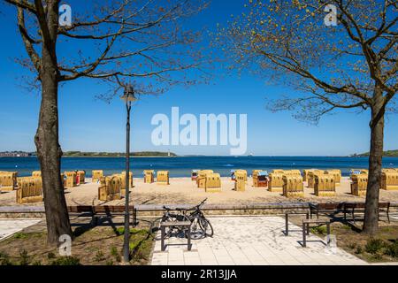 Heikendorf, Deutschland, Mai 2023 Ein herrlicher Sandstrand mit ...