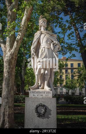 King Pelagius of Asturias statue Stock Photo - Alamy