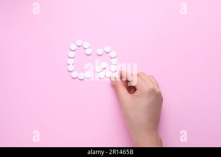 Calcium pills on pink background Stock Photo - Alamy