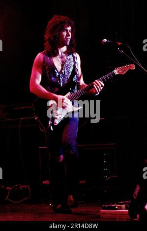 Milan Italy 1994-11-19 : Chris Barron singer of Spin Doctors lice ...