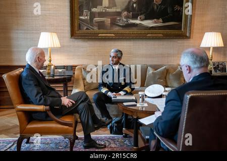 U.S. Surgeon General, Dr. Vivek Murthy, right, and his wife Alice Chen ...