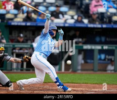 Kansas City Royals' Michael Massey (19) hits an RBI single during the ...
