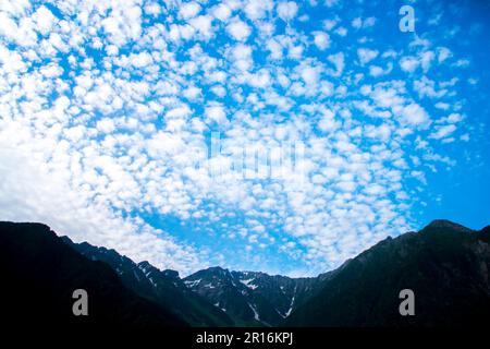Hodaka mountain range and scales cloud Stock Photo - Alamy