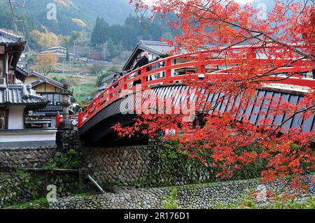 Maple of Nara Yamatoji, crimson foliage Muroji temple main hall Stock ...