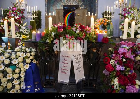 12 May 2023, Hamburg: The urn of the late Klaus Barkowsky, painted with ...