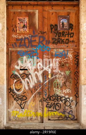 Spanish graffiti in Palma Stock Photo - Alamy