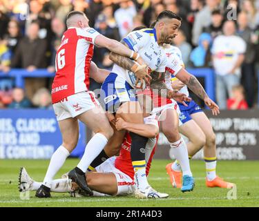 Paul Vaughan of Warrington Wolves and Dean Parata of London Broncos ...