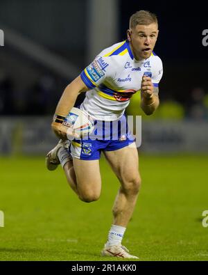 Matt Dufty of Warrington Wolves makes a break during the Betfred Super ...